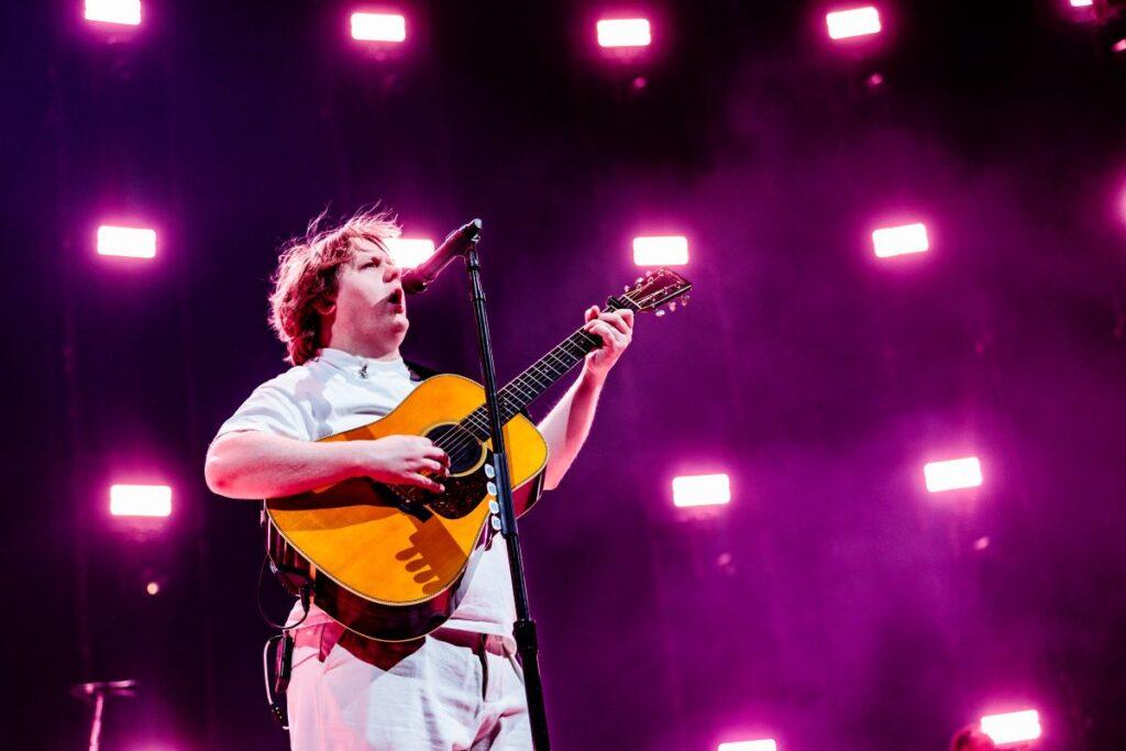 Nieuwe single Lewis Capaldi - "Survive"