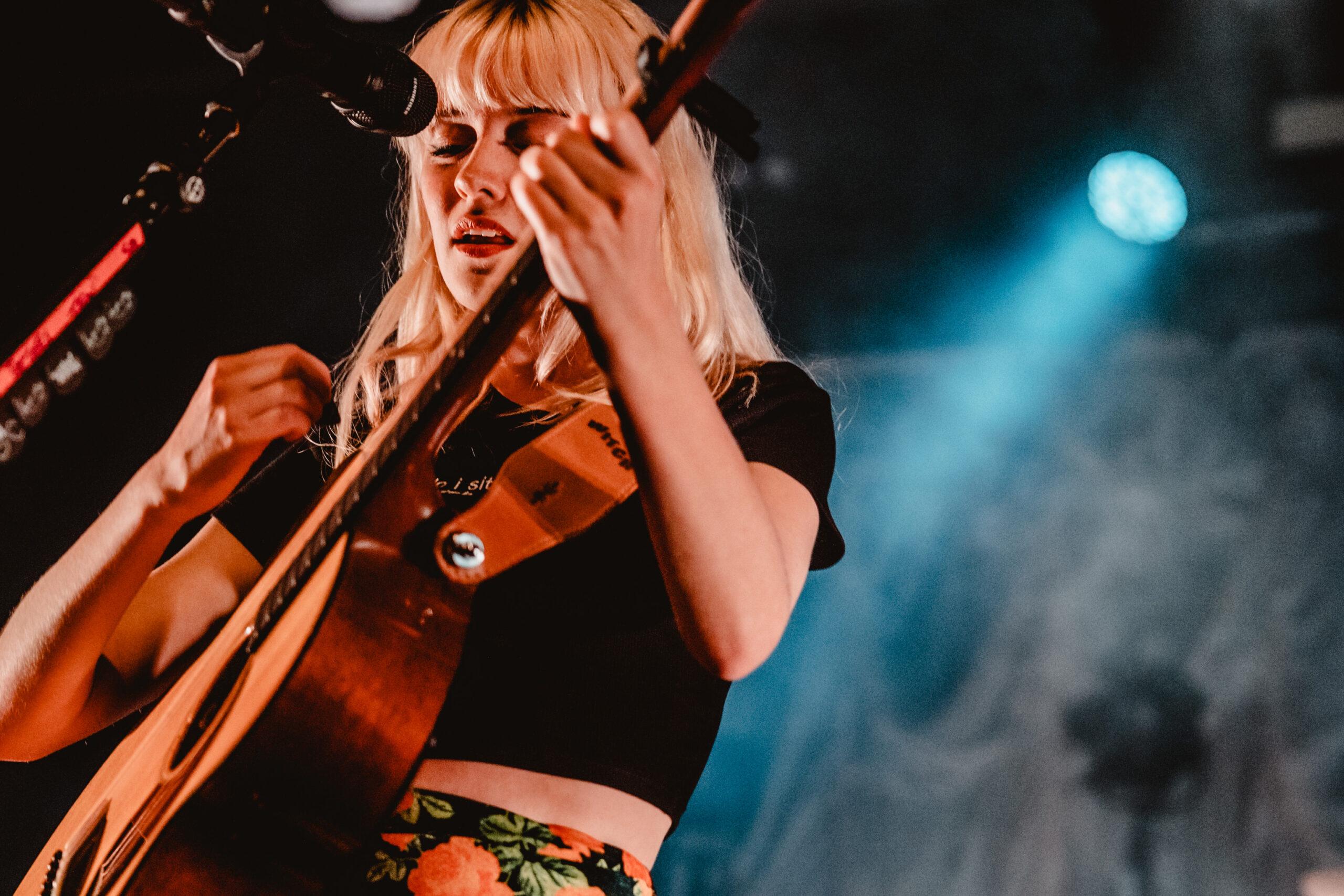 Maisie Peters @ Trix (Zaal): Een avond vol hartgebroken zieltjes