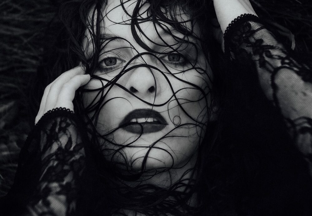 Nieuwe single Heidi Curtis - "Behind The Door"