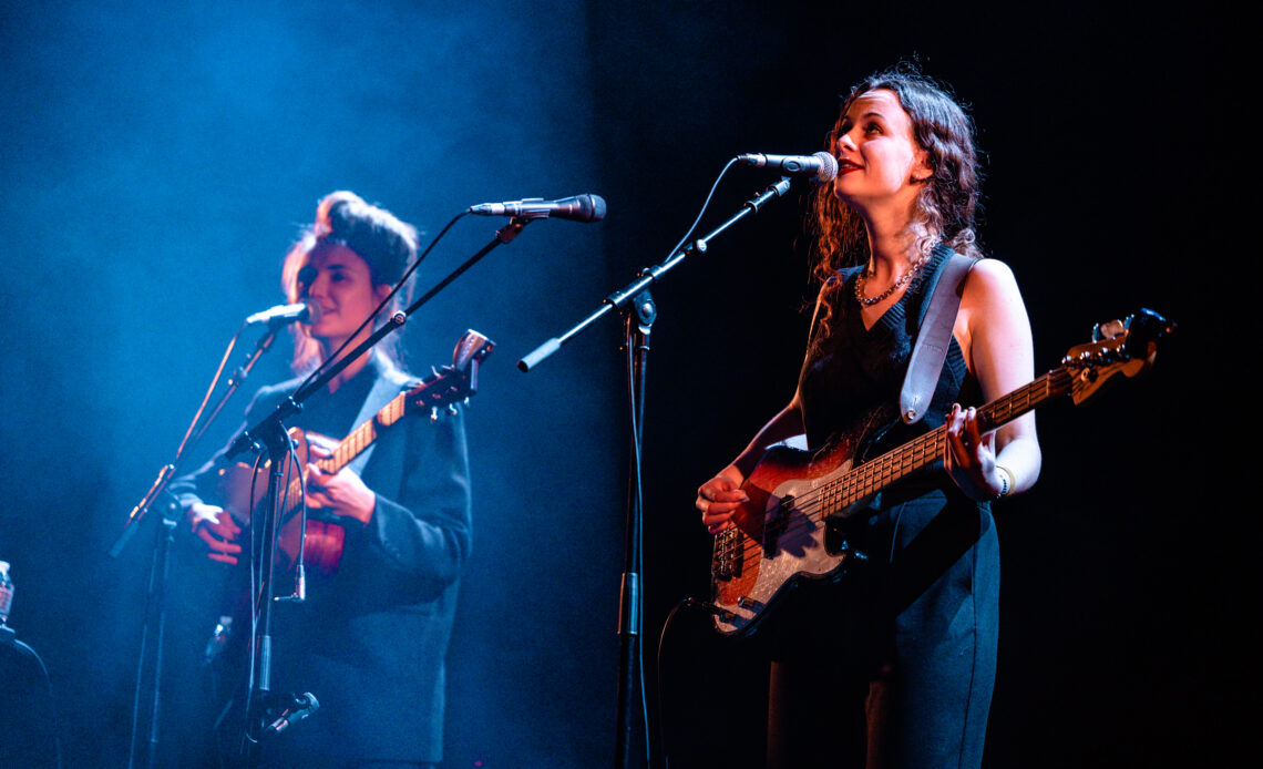 Nieuwe single Kids With Buns - "bathroom floor"