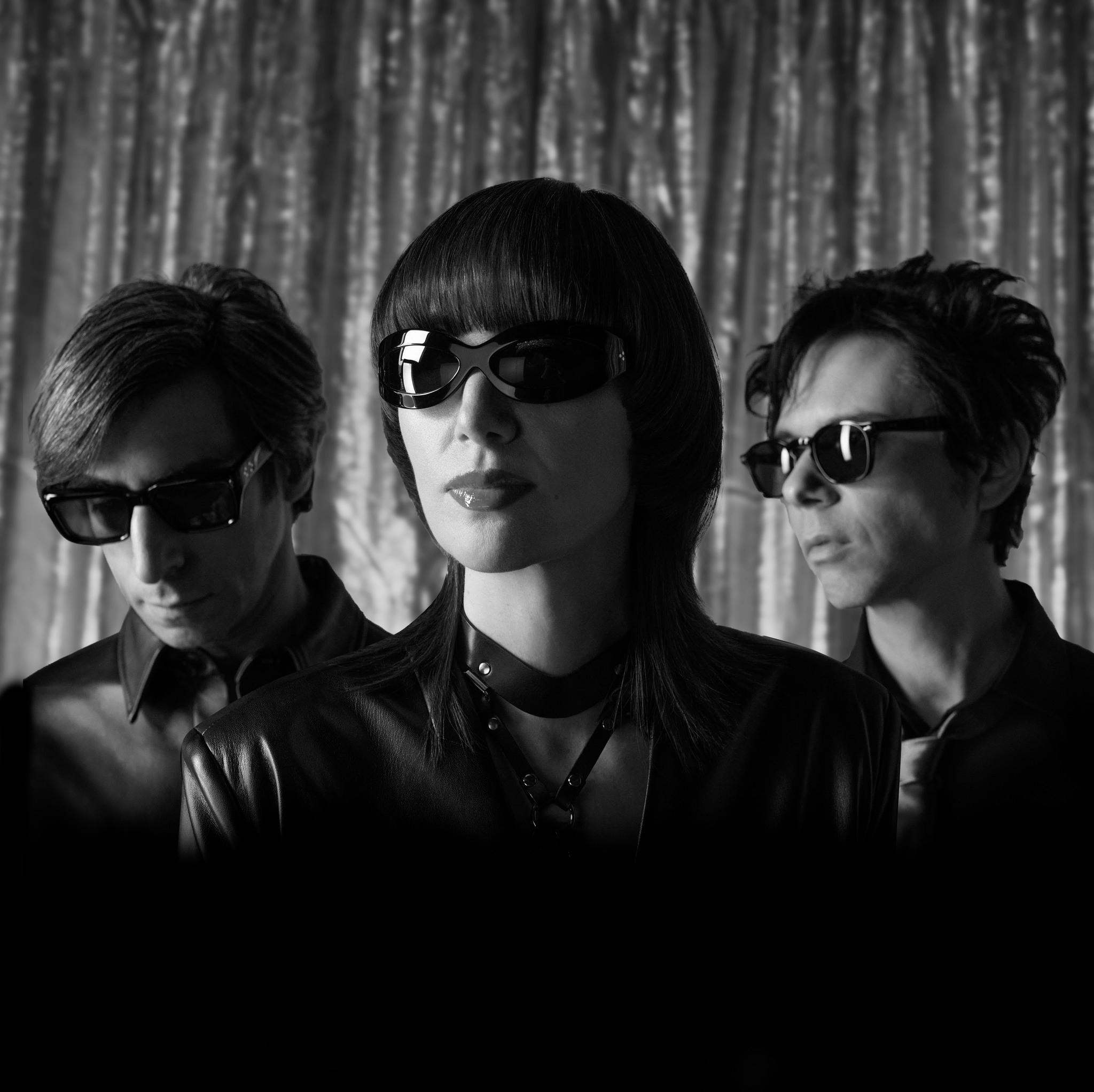 Nieuwe single Yeah Yeah Yeahs - "Spitting Off the Edge of the World ...